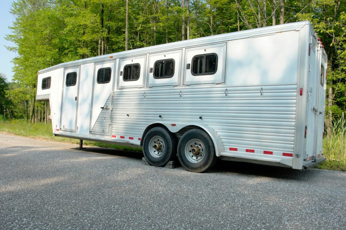 5 Best Horse Trailers with Living Quarters Fit for a Queen - Horse Rookie